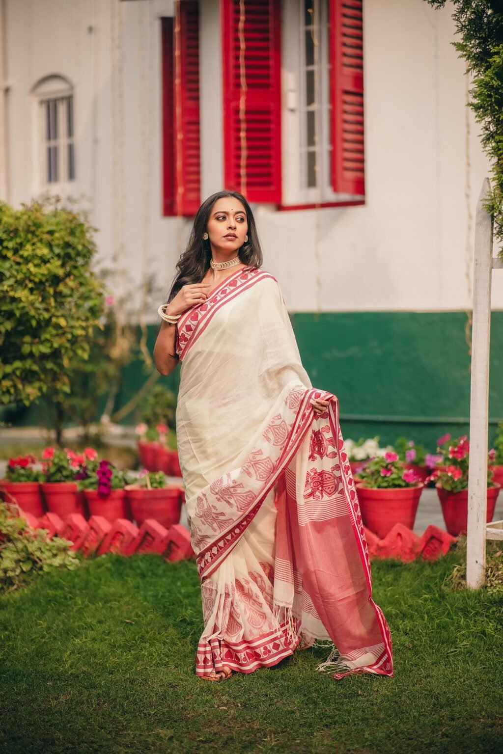Tasher Desh Lal Sada Jamdani Saree
