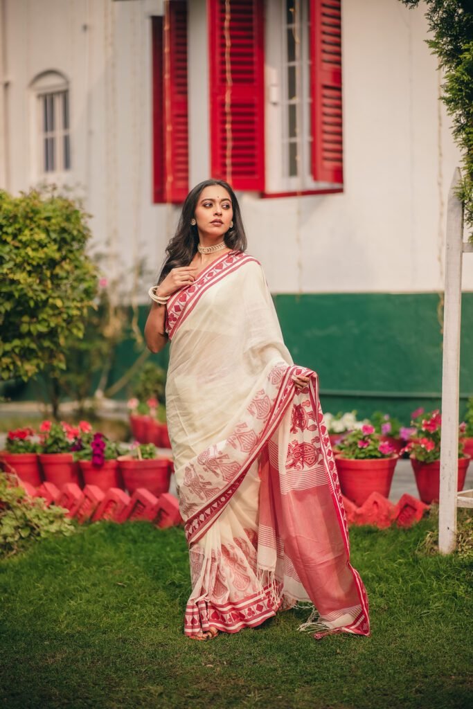 Tasher Desh Lal Sada Jamdani Saree