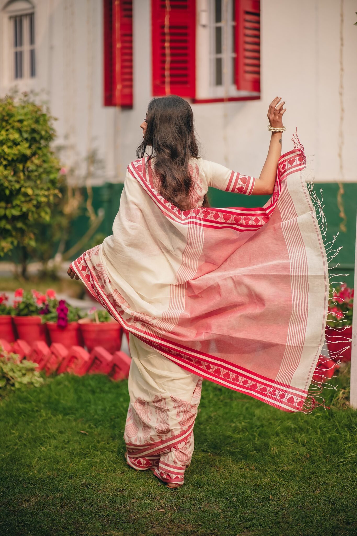 Tasher Desh Lal Sada Jamdani Saree