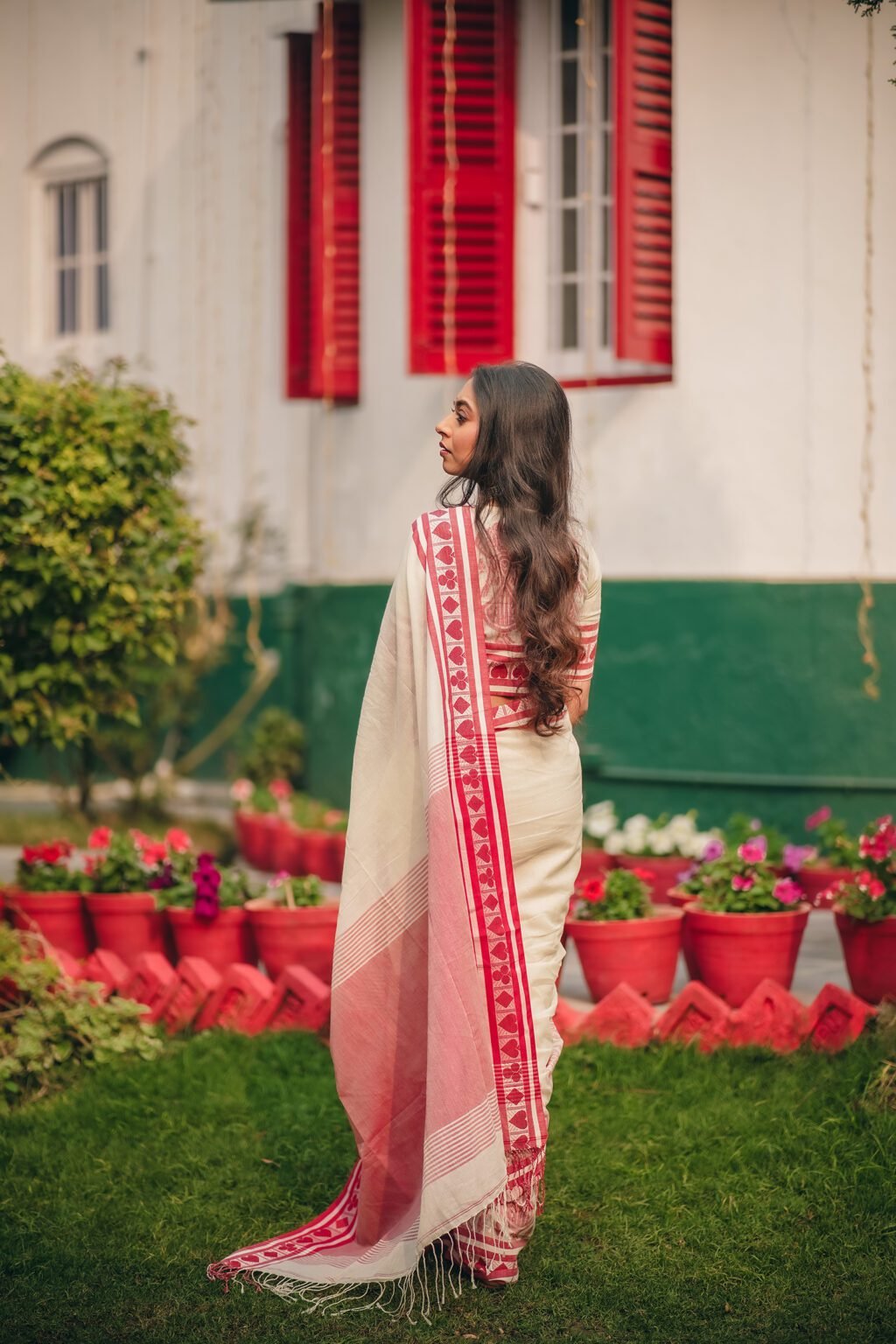 Tasher Desh Lal Sada Jamdani Saree